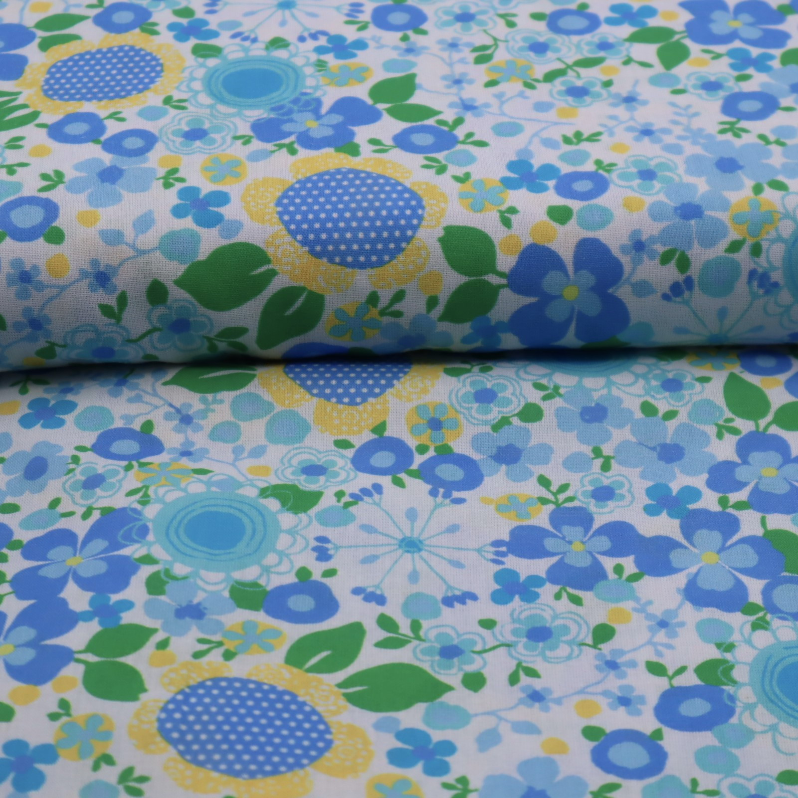 Bavlnená látka Modré kvetiny na bielej 150cm